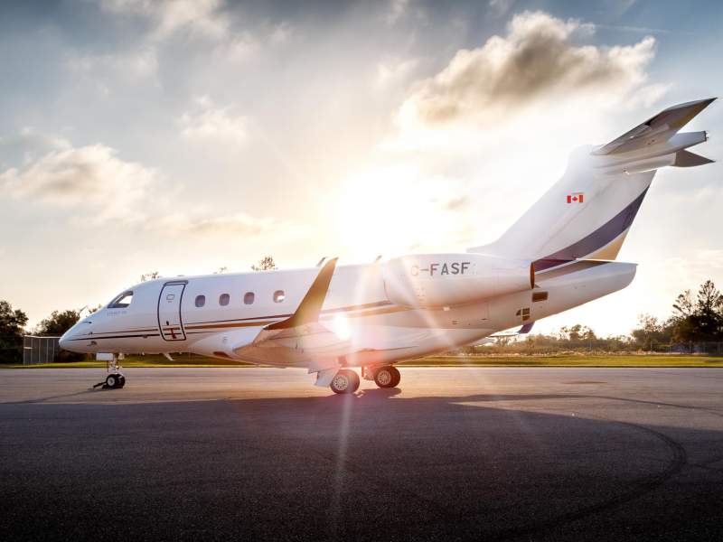 Bombardier Challenger 350 vs. Embraer Legacy 450 | Private Jet ...