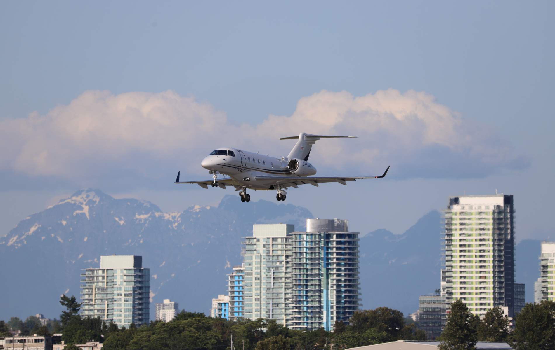 Embraer Praetor 500 Mid-Size Private Jet | AirSprint